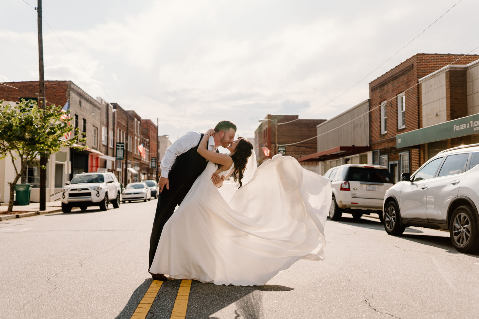 Modern Winston-Salem Summer Wedding by Kayli LaFon Photography